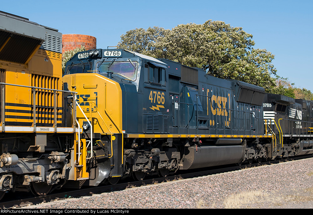 CSX 4766 on eastbound UP manifest train